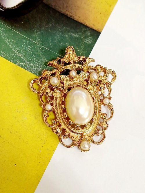 vintage jewelry M Jent Victorian style elegant brooch Shop oldtime workstation Brooches Pinkoi