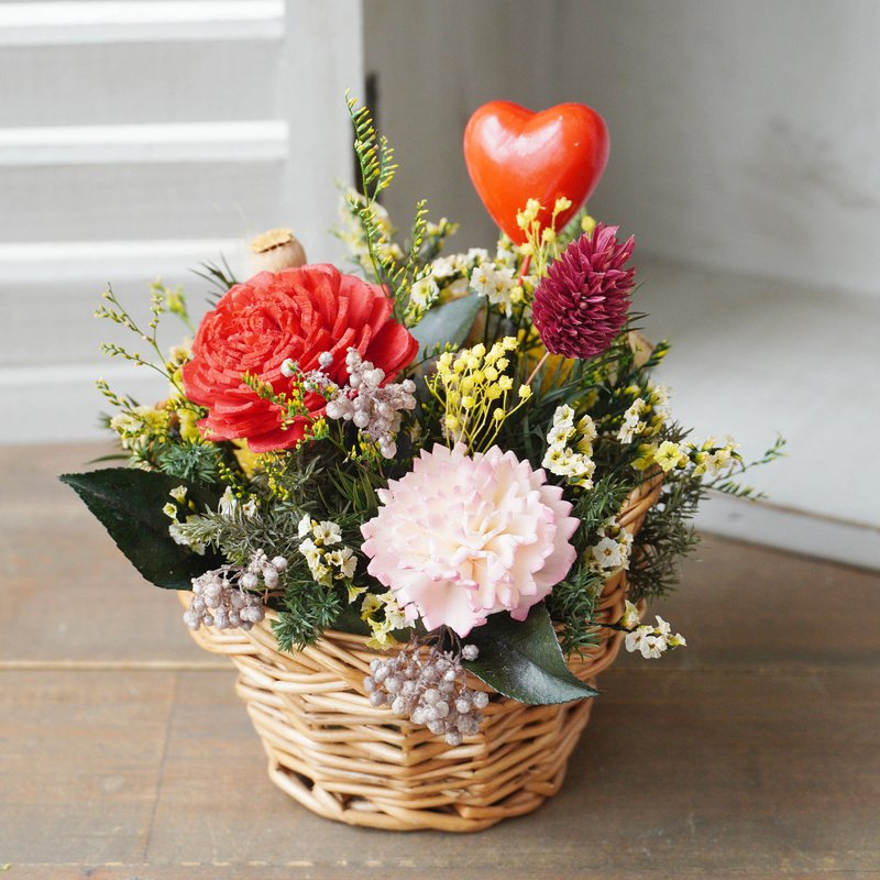 【母親節禮物】索拉花康乃馨 自然原野花籃 SUN 風格花物｜乾燥花/永生花人氣榜 - Pinkoi