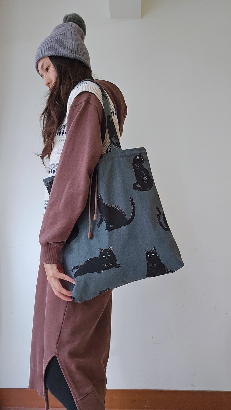 【大束口系列】日本黑貓肩背包 抽繩包 購物袋 大容量 設計手作包 厭式手作 YENZ STUDIO｜束口袋/束口背包/水桶包人氣榜 - Pinkoi