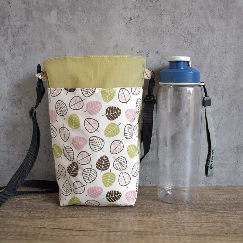 可調式斜背 大容量 多功能水瓶袋_小葉飄飄 梵緹希｜水壺/水瓶人氣榜 - Pinkoi