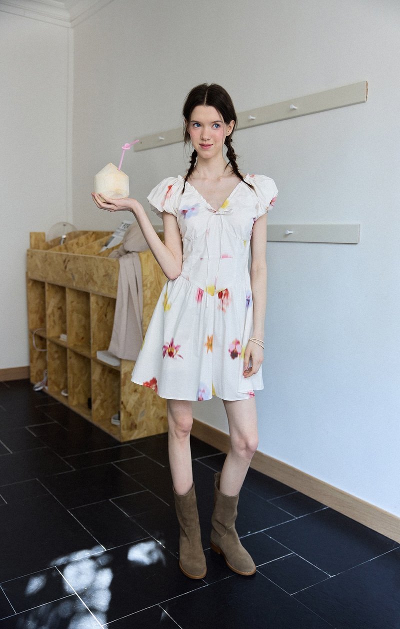 植物系女孩的夏日花花裙 抽繩大V領泡泡連身裙 Letm｜洋裝/連身裙人氣榜 - Pinkoi