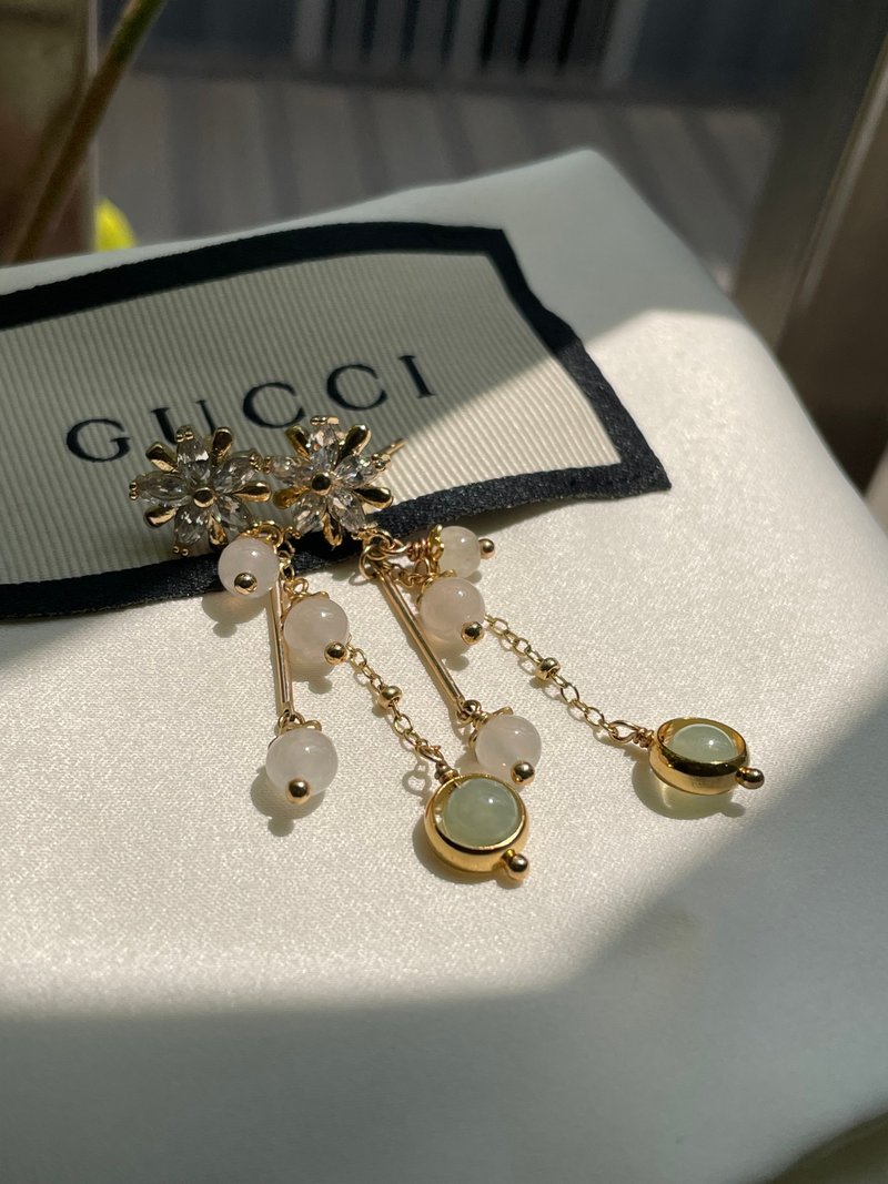 幽蘭//天然翡翠A貨 晴水 白翡 美國14K GF配飾 925銀鍍金 耳針 玉見你翡翠精品設計｜耳環/耳夾/耳骨夾人氣榜 - Pinkoi