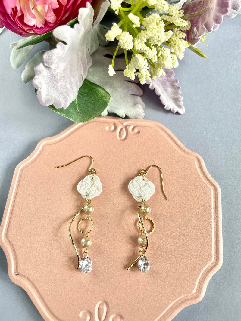 Polygonum filiforme 花與立方氧化鋯耳環 金 白色 閃閃发光｜耳環/耳夾/耳骨夾人氣榜 - Pinkoi