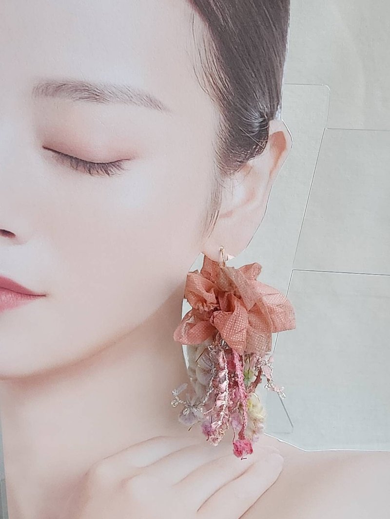 長長的垂墜紗線耳環 cotton candy mo-flos｜耳環/耳夾/耳骨夾人氣榜 - Pinkoi