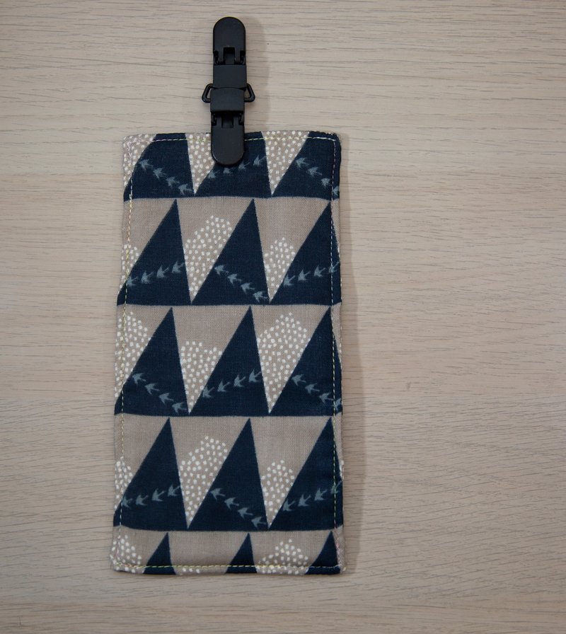 卡其飛鳥 手作手帕/幼兒園手帕夾/兒童手帕/口水巾 Pu.sozo布手作｜圍兜/口水巾人氣榜 - Pinkoi