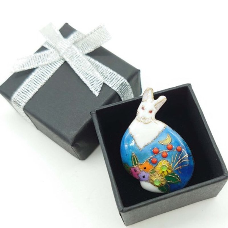 月下うさぎ(青)の七宝焼ピンブローチ Uncle Z, Cloisonne enamel studio｜徽章/別針人氣榜 - Pinkoi