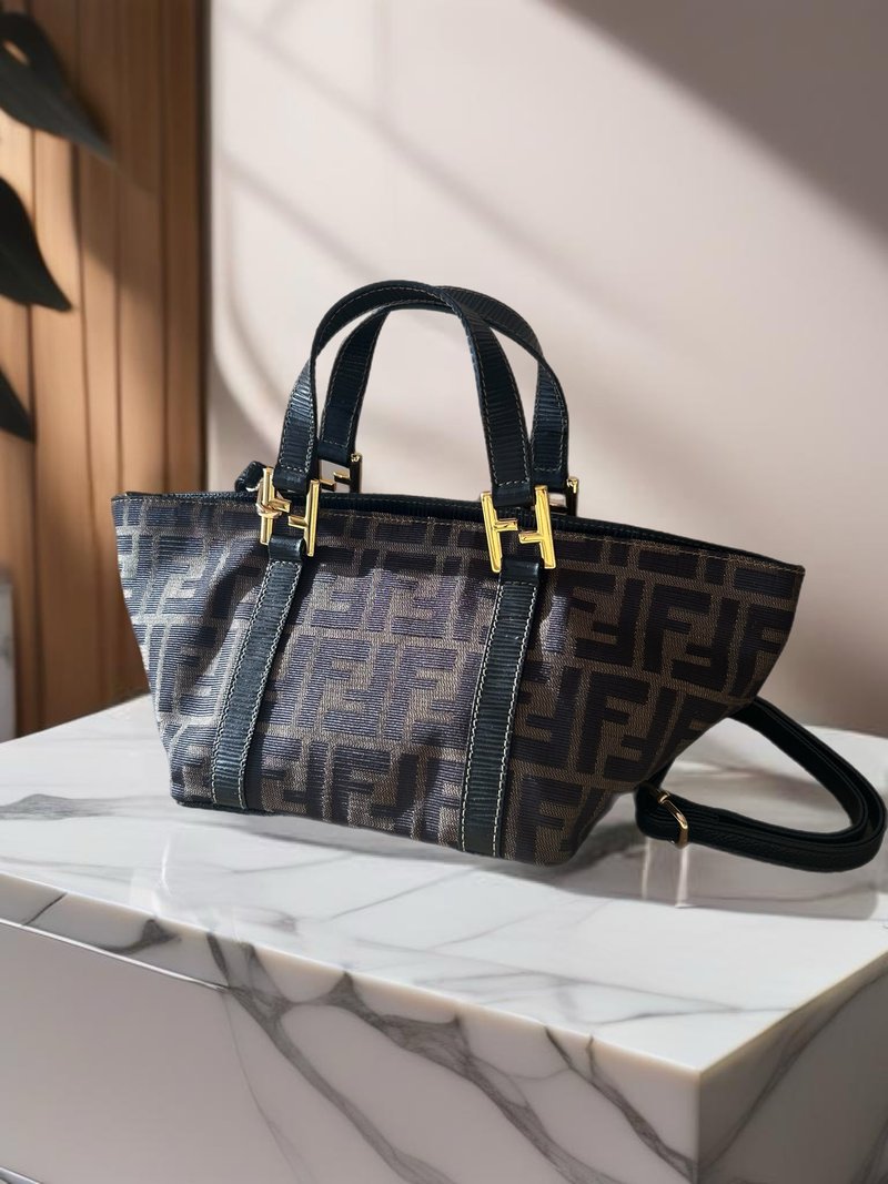 稀有中古二手Fendi咖啡色老花皮革托特包揹側背斜孭單肩小手袋 LA LUNE Vintage 日本鑑證古董品選物店｜側背包/斜背包人氣榜 - Pinkoi