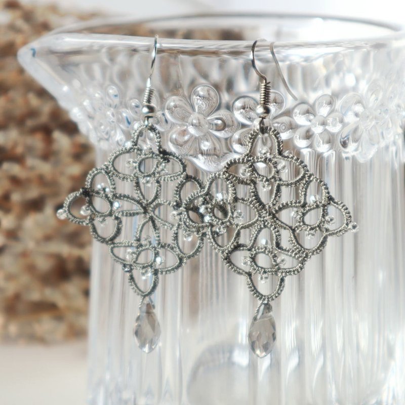 タティングレースのピアス －ロンブスー アッシュグレー - 設計館 AYTURK 耳環/耳夾/耳骨夾 - Pinkoi