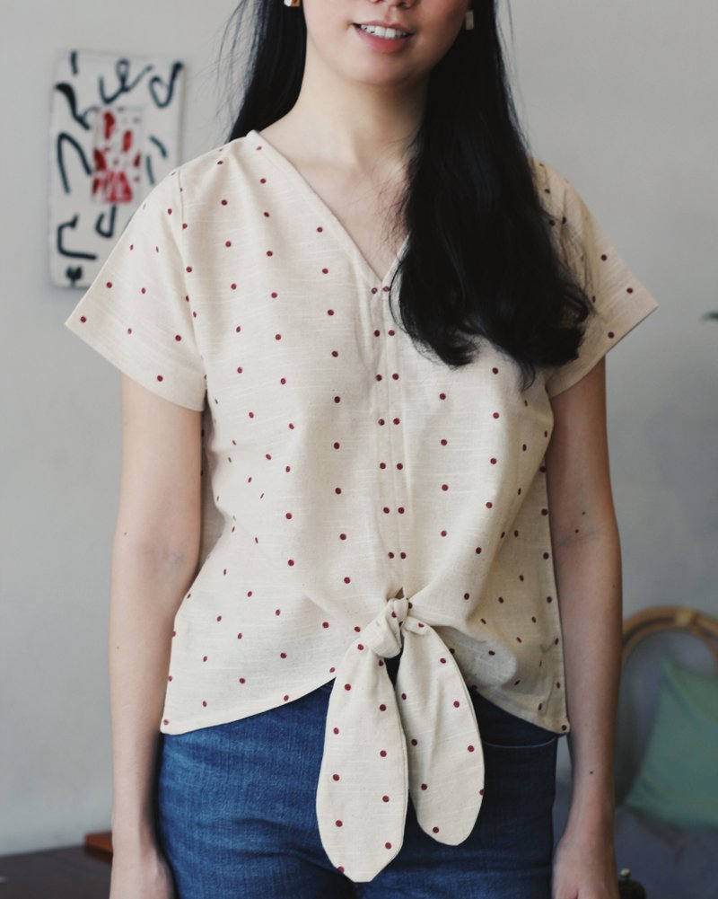 Fernn : red polka dot on cotton beige top Studio Sunday｜女上衣/長袖上衣人氣榜 - Pinkoi