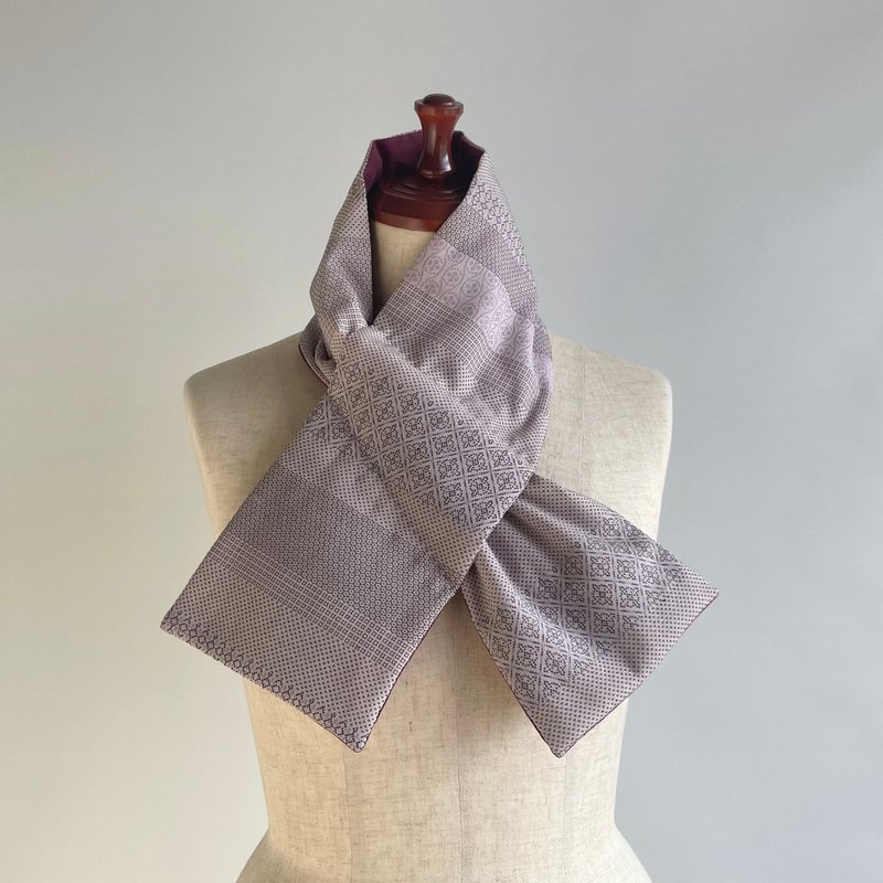 【1点もの】着物 襟巻き ネックウォーマー -絹着物地 うすい紫がかった灰白色 & 木綿 赤紫 kawamura-sewing｜圍巾/披肩人氣榜 - Pinkoi