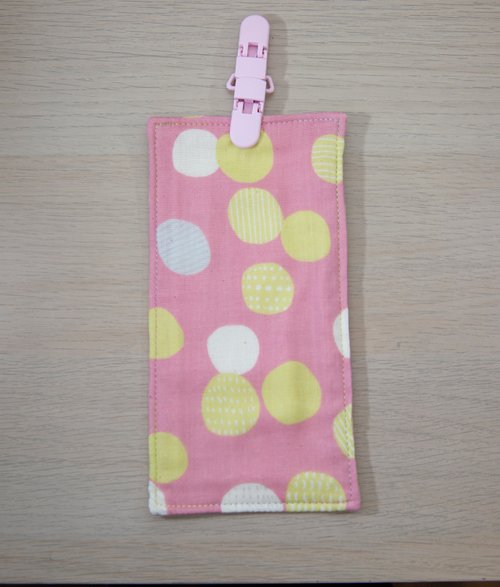 粉泡泡糖 手作手帕/幼兒園手帕夾/兒童手帕/口水巾 Pu.sozo布手作｜圍兜/口水巾人氣榜 - Pinkoi