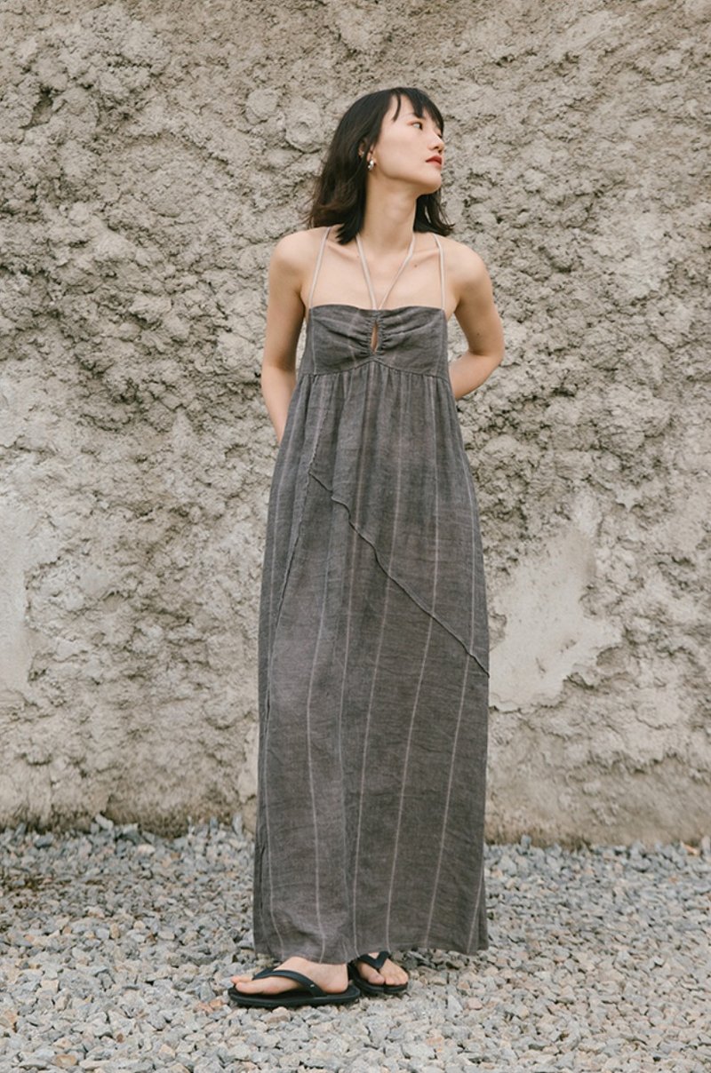 慵懶度假風 植物染吊帶洋裝 BEWIDER 寬泛｜洋裝/連身裙人氣榜 - Pinkoi