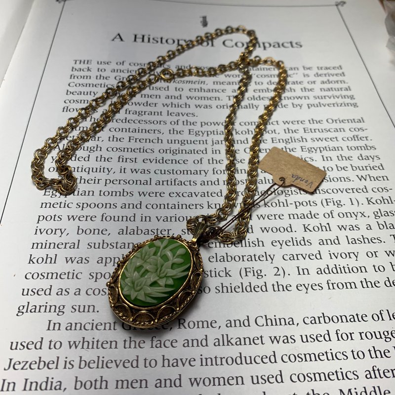 Vintage Vonda綠色立體雕花香膏盒項鍊 - 設計館 Vintage box’s 老件盒子 其他 - Pinkoi