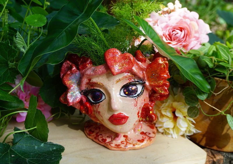 The Queen of Heart Face Planter, Sculpted Plant Pot, Princess Head ...