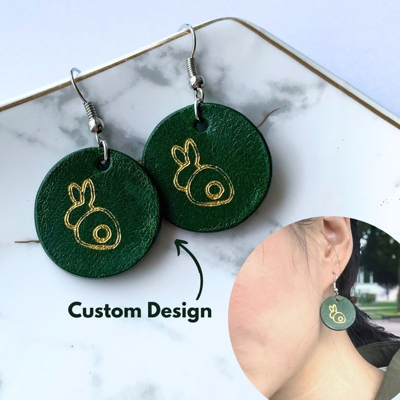 客製似顏繪 燙金真皮耳環 手工製作 皮革耳環 - 設計館 MELLOWHIDE 耳環/耳夾 - Pinkoi