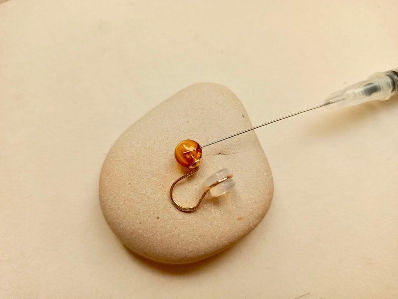 6mm琉璃香水精油擴香耳骨夾 (單支販售) 井豆｜耳環/耳夾/耳骨夾人氣榜 - Pinkoi