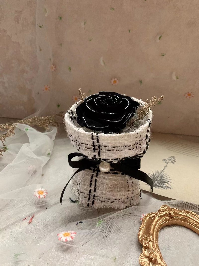 小香風黑白優雅玫瑰擴香石小盆栽(小而美款)(客製香氛) Le Petit Florist。小花室｜香氛/精油/擴香人氣榜 - Pinkoi