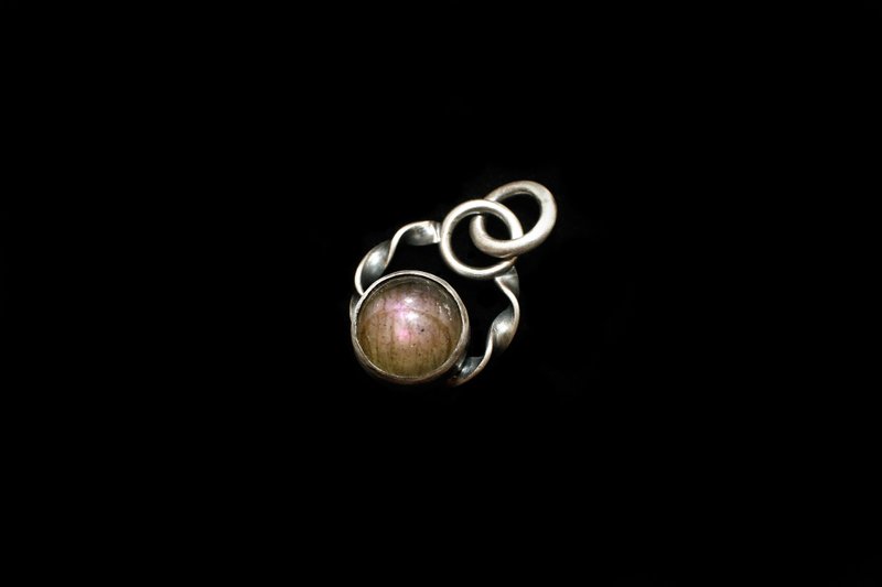 【水晶系列】紫拉長石 光柔和 925純銀簡約環形吊墜 鉍元素 SBI｜項鍊人氣榜 - Pinkoi