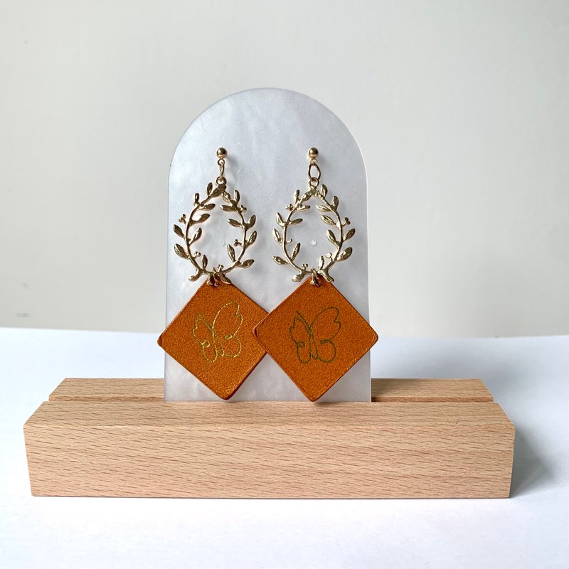 原創人手製作 簡約花園風 蝴蝶皮革手工耳環 - 設計館 MELLOWHIDE 耳環/耳夾 - Pinkoi