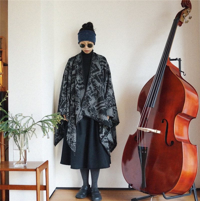 黑色 進口黑灰幾何圖案 羊毛羊絨 鬥篷披肩 超大圍巾 大衣外套 - 設計館 時舟 Indigo 圍巾/披肩 - Pinkoi