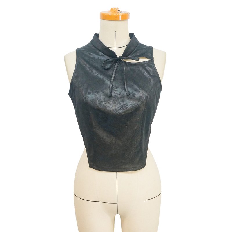 Aman No.87 立領挖洞綁領無袖背心 黑色彈性特殊低調花朵壓紋面料 三八計 Aman｜背心/無袖上衣人氣榜 - Pinkoi