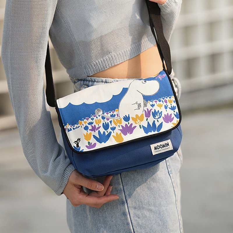 【Pinkoi x Moomin】姆明 漫畫小方包 郵差包 斜背包 -藍 台灣製 BoingBoing 故事鞋與童畫包｜側背包/斜背包人氣榜 - Pinkoi