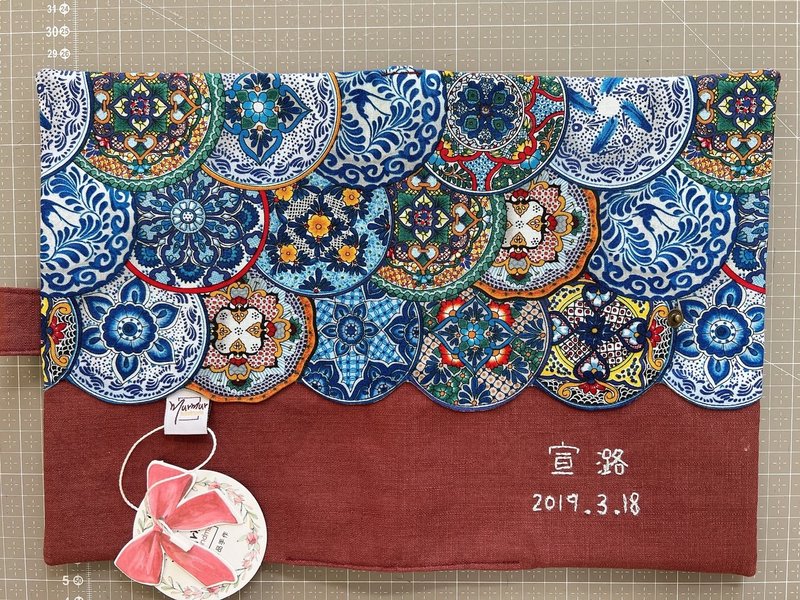 Murmur手作-美國花磚拼接刺繡專屬書套/寶寶手冊套 Murmur手作布品｜其他人氣榜 - Pinkoi