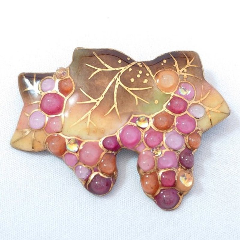 2房のぶどう-赤-の七宝焼ブローチ Uncle Z, Cloisonne enamel studio｜胸針人氣榜 - Pinkoi