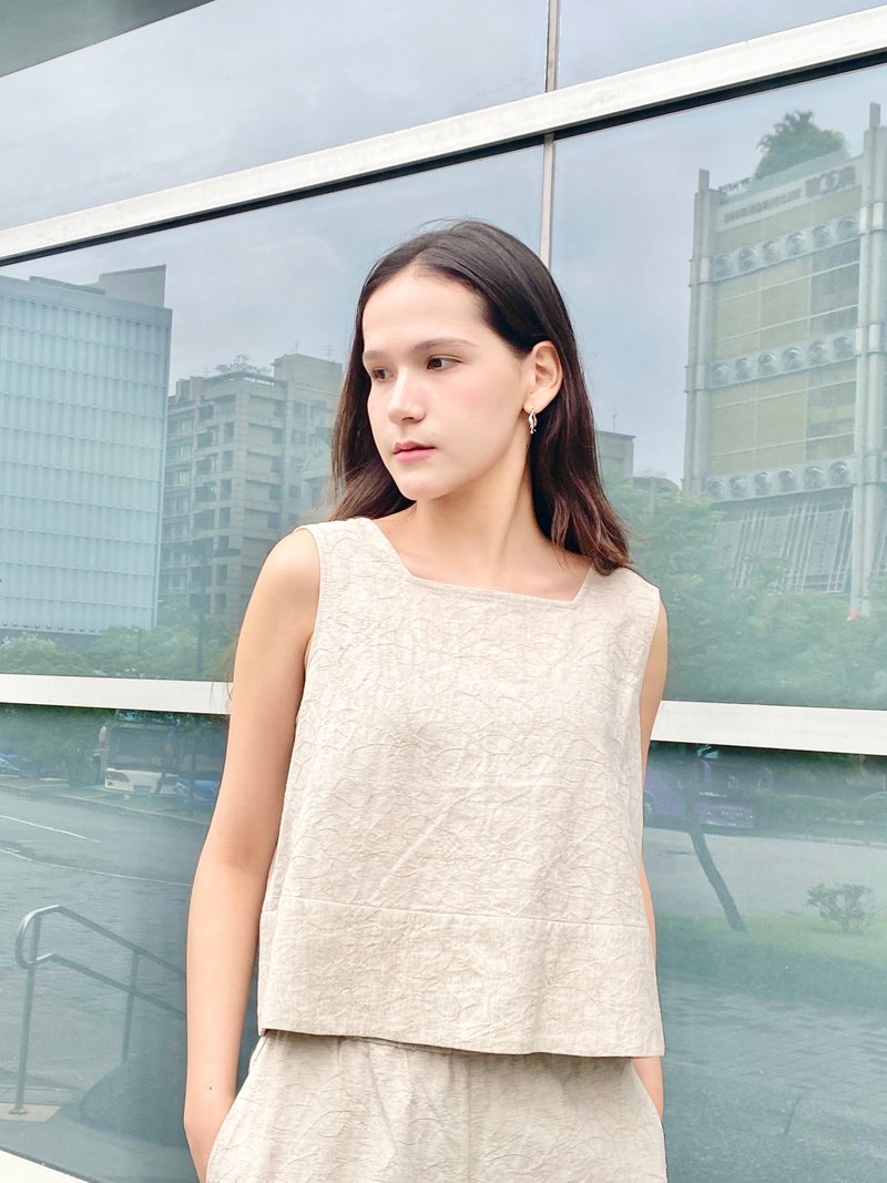 方領後釦背心 YUER 雨兒｜背心/無袖上衣人氣榜 - Pinkoi