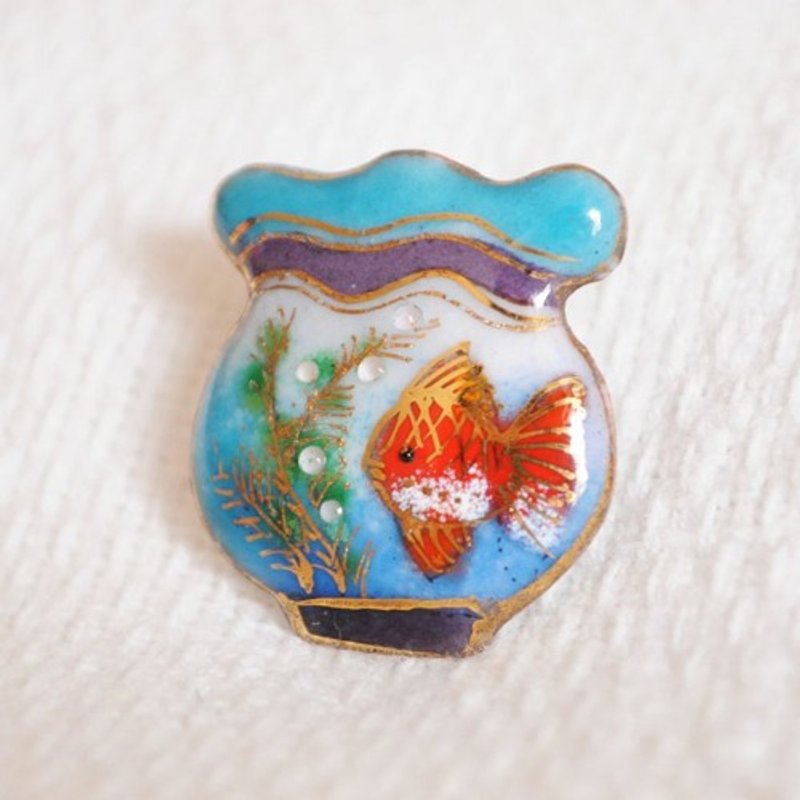 金魚鉢-淡い色-の七宝焼ピンブローチ Uncle Z, Cloisonne enamel studio｜徽章/別針人氣榜 - Pinkoi