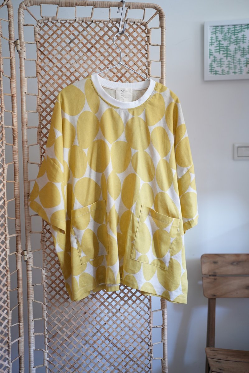 金絲雀黃點加寬版四方衣 AMERRYHEART寬寬製造｜女上衣/長袖上衣人氣榜 - Pinkoi